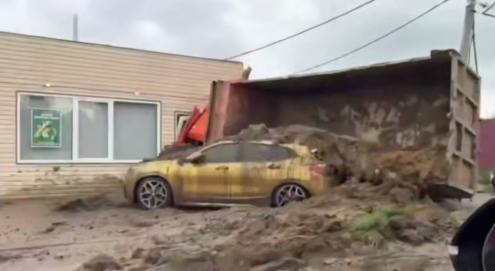 У Росії вантажівка з гноєм перекинулася на золотий BMW: відео ДТП ...